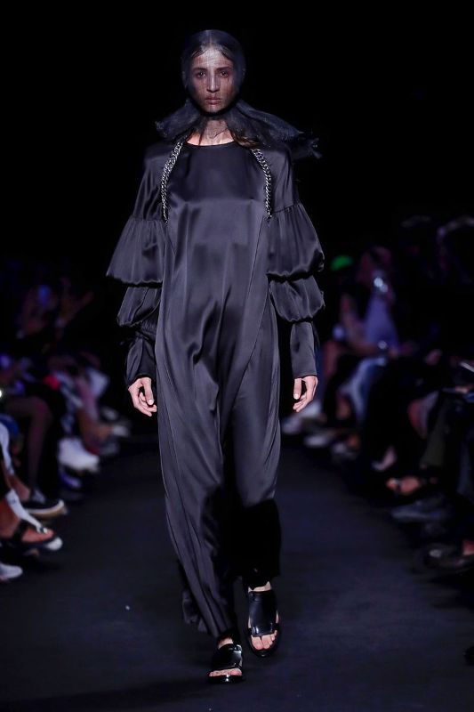 PFW: La fluidità noir di Ann Demeulemeester - MilanoFinanza News