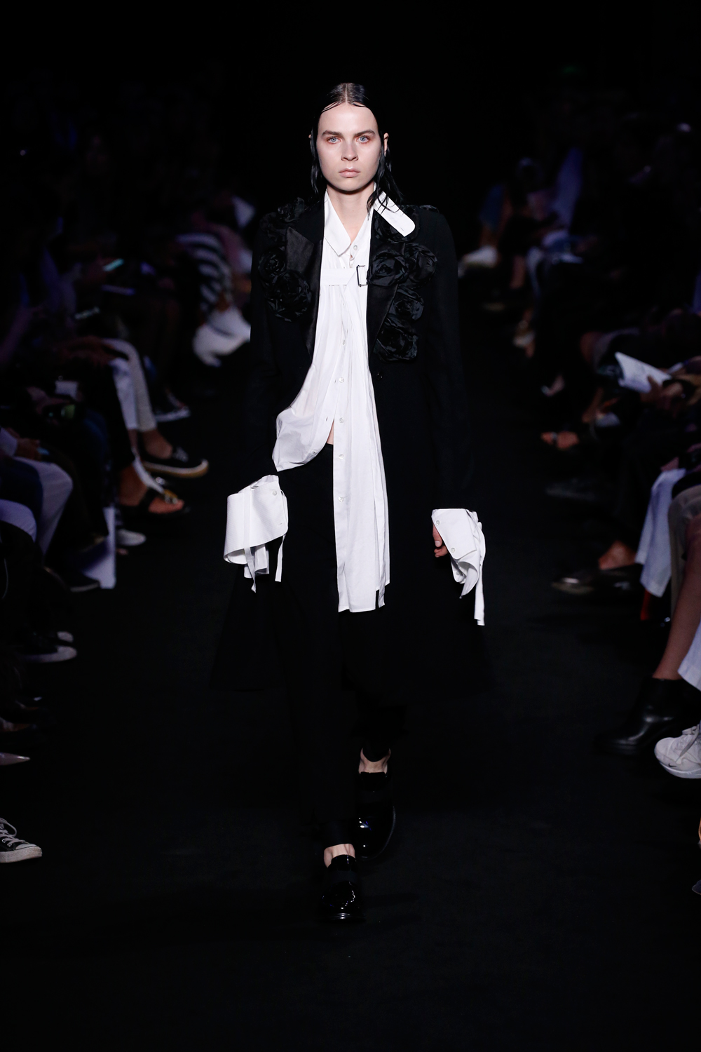 La fluidità noir immaginata da Ann Demeulemeester | MilanoFinanza News