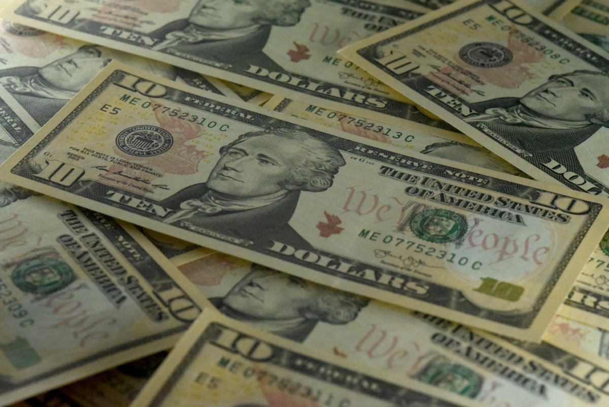 Il dollaro si rafforza su euro e yen. Banche sotto una pioggia di ...