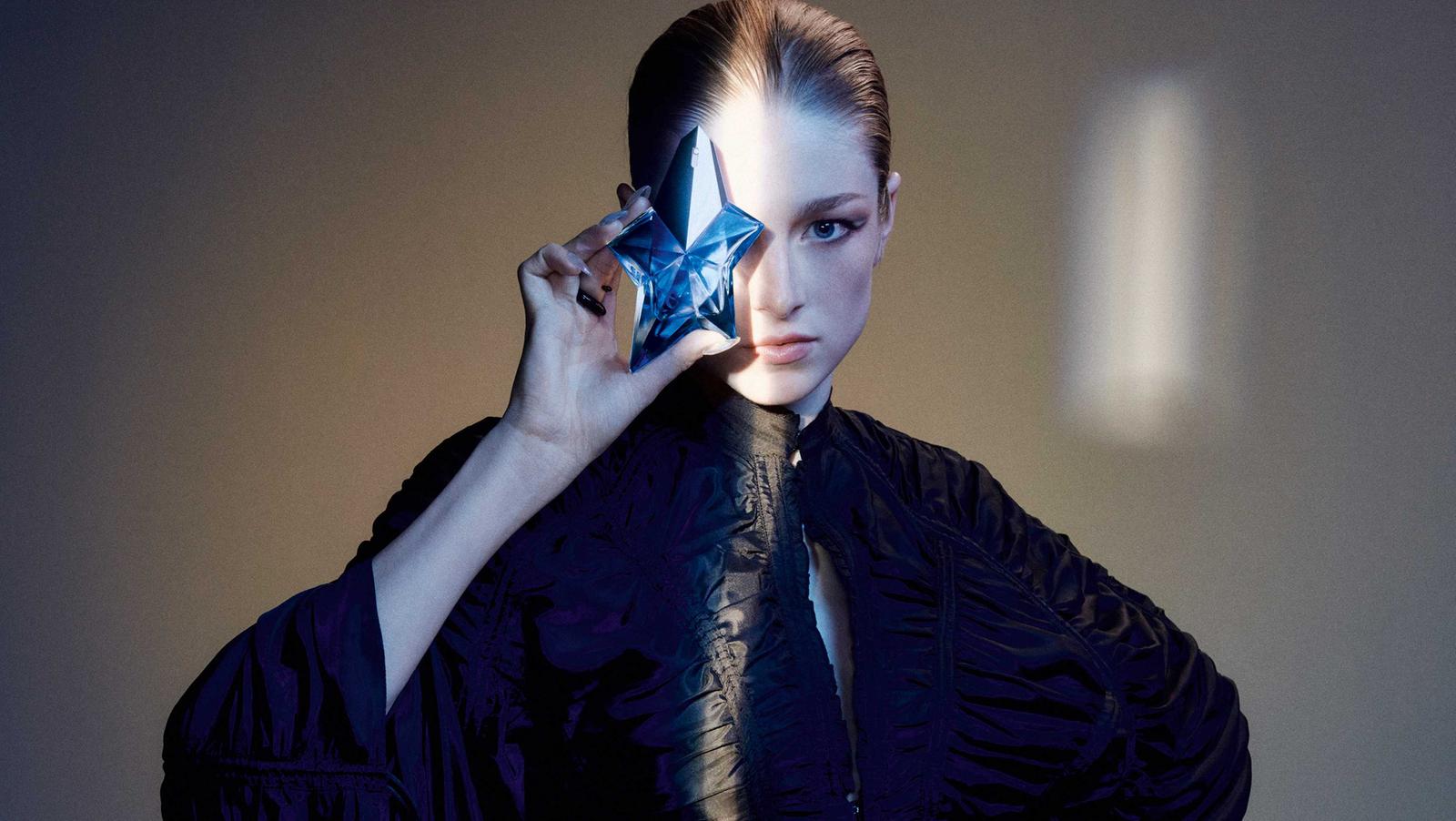 Mugler chiama Hunter Schafer per la nuova fragranza Angel elixir ...