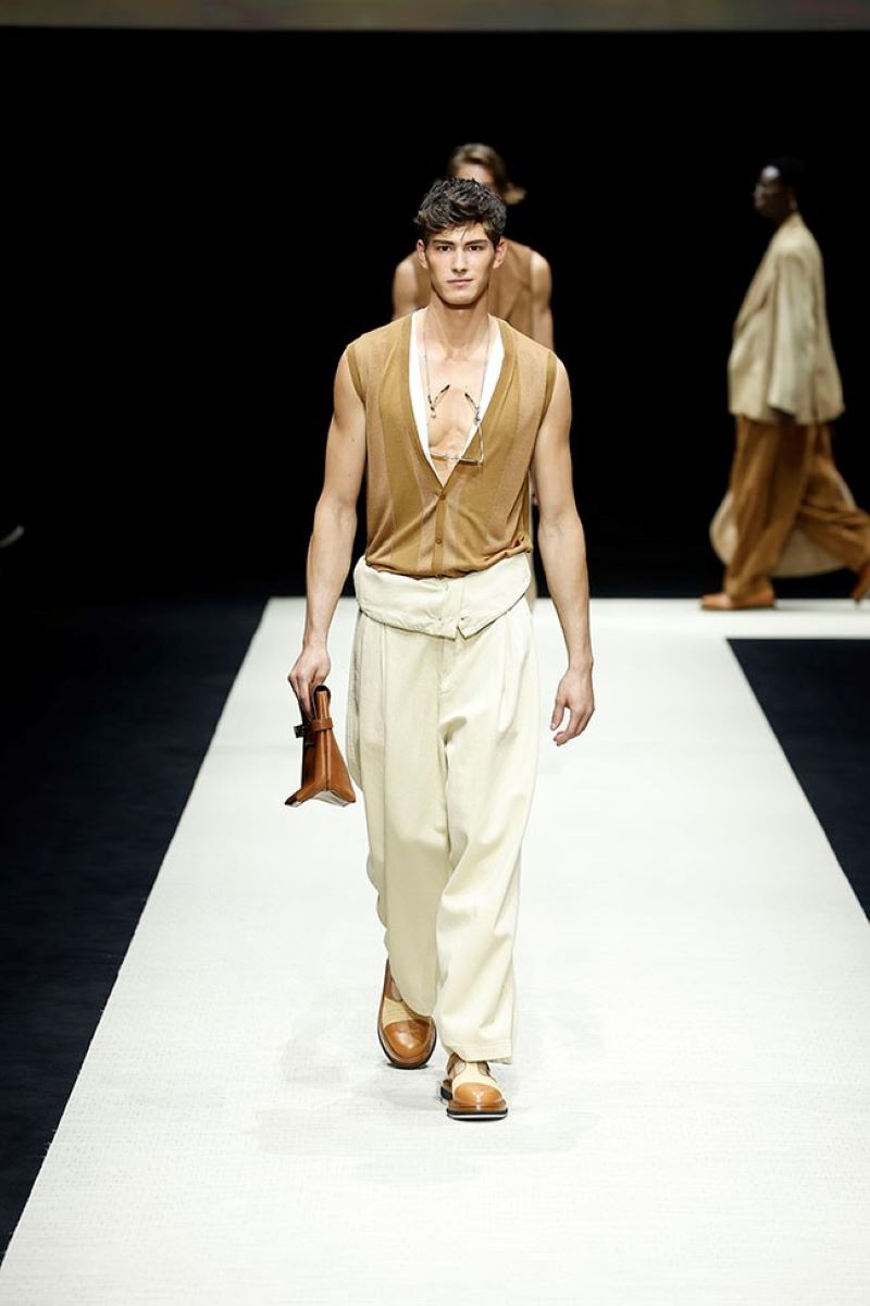 Al galoppo con Emporio Armani. Nel finale lo stilista esce con Leo Dell ...