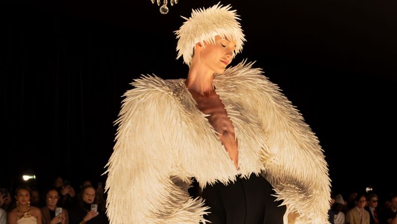 Le replicanti piumate di Schiaparelli aprono l’haute couture di Parigi ...