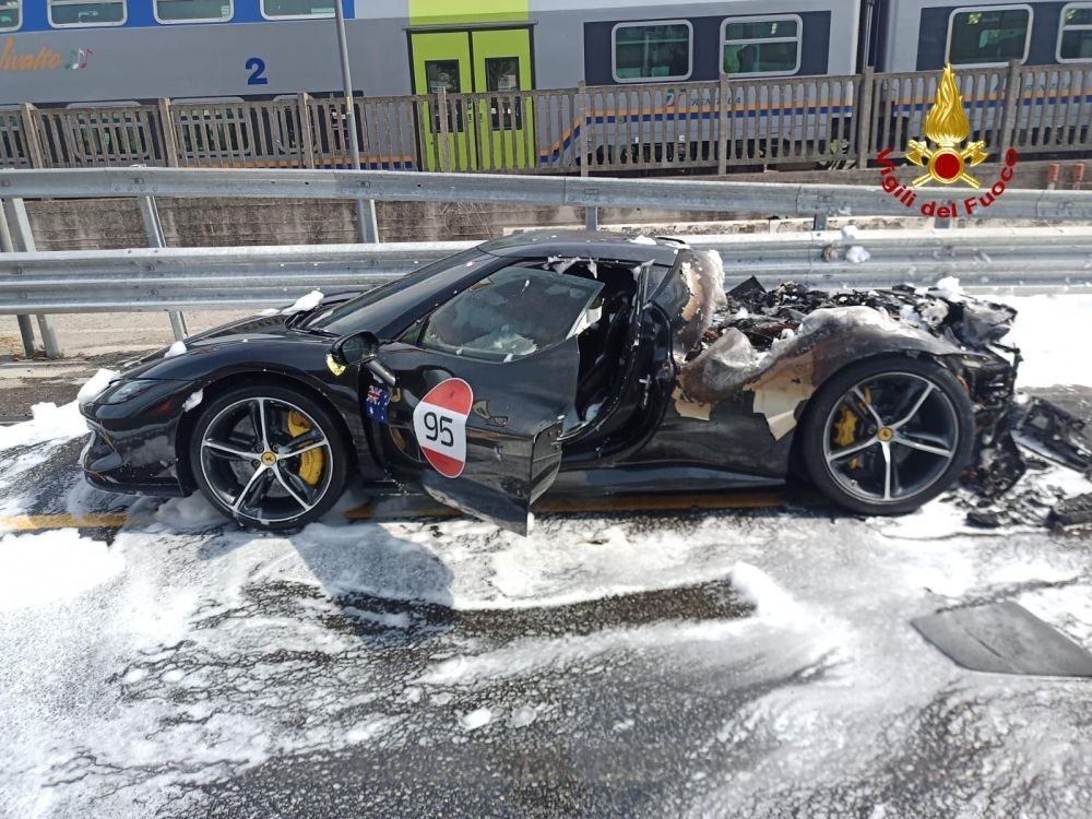 Ferrari ibrida in fiamme a Venezia: supercar da 300mila euro distrutta ...