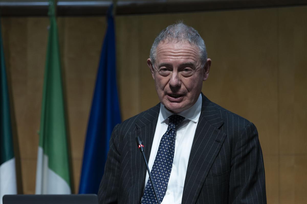 Stellantis, colloquio telefonico tra il ministro Adolfo Urso e John ...