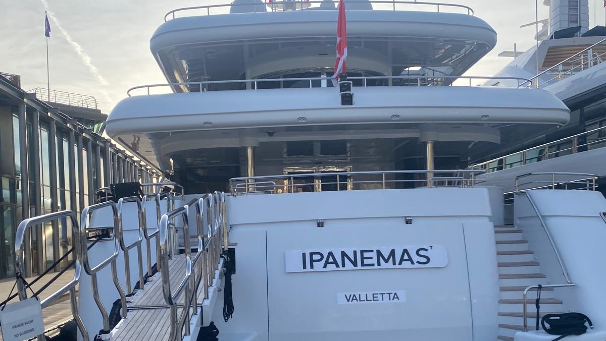 Eredità Del Vecchio, il superyacht Moneikos cambia nome in Ipanemas ...