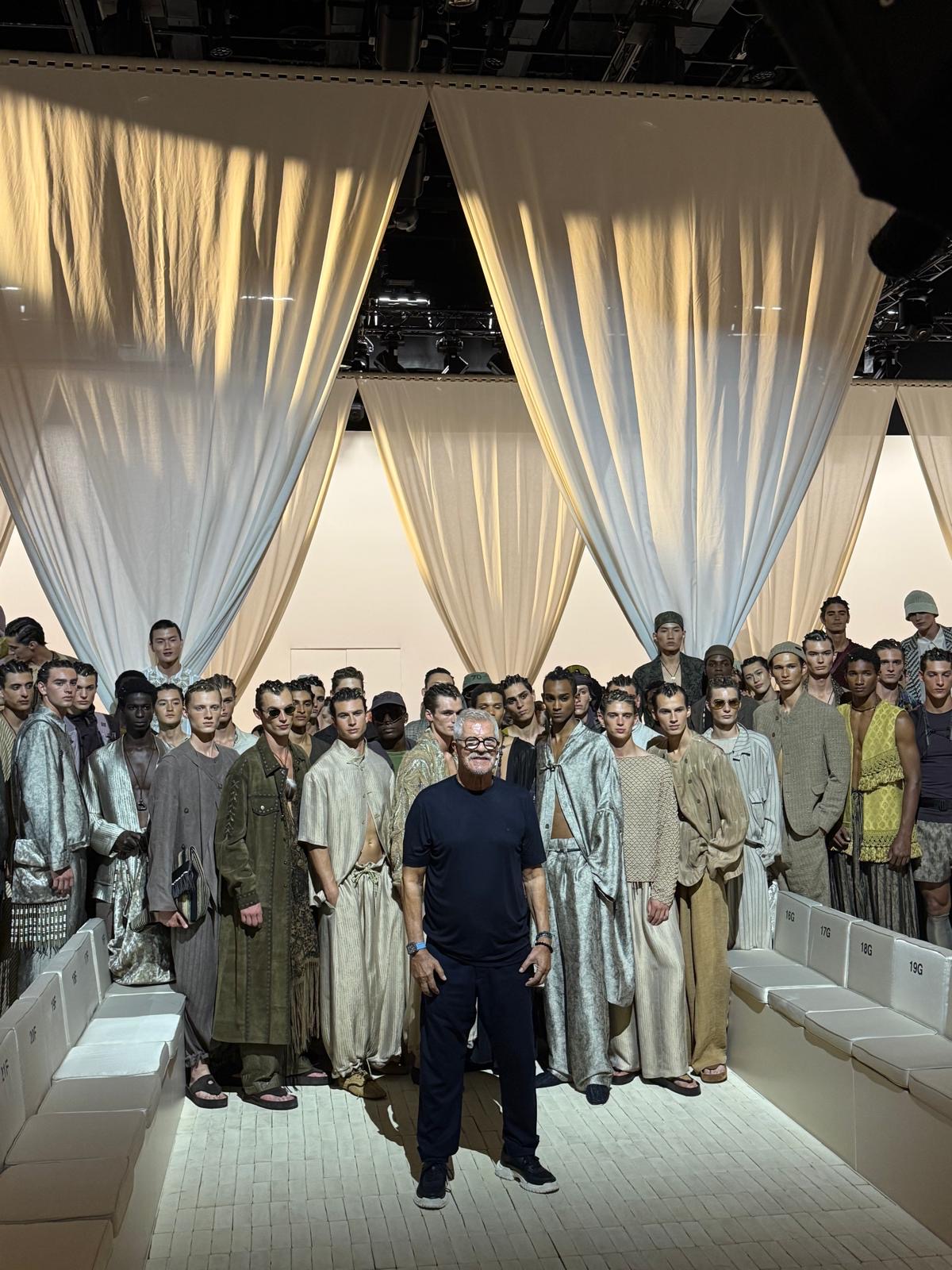 Il desert cool di Emporio Armani alla Milano fashion week. E alla fine esce Leo Dell’Orco ...