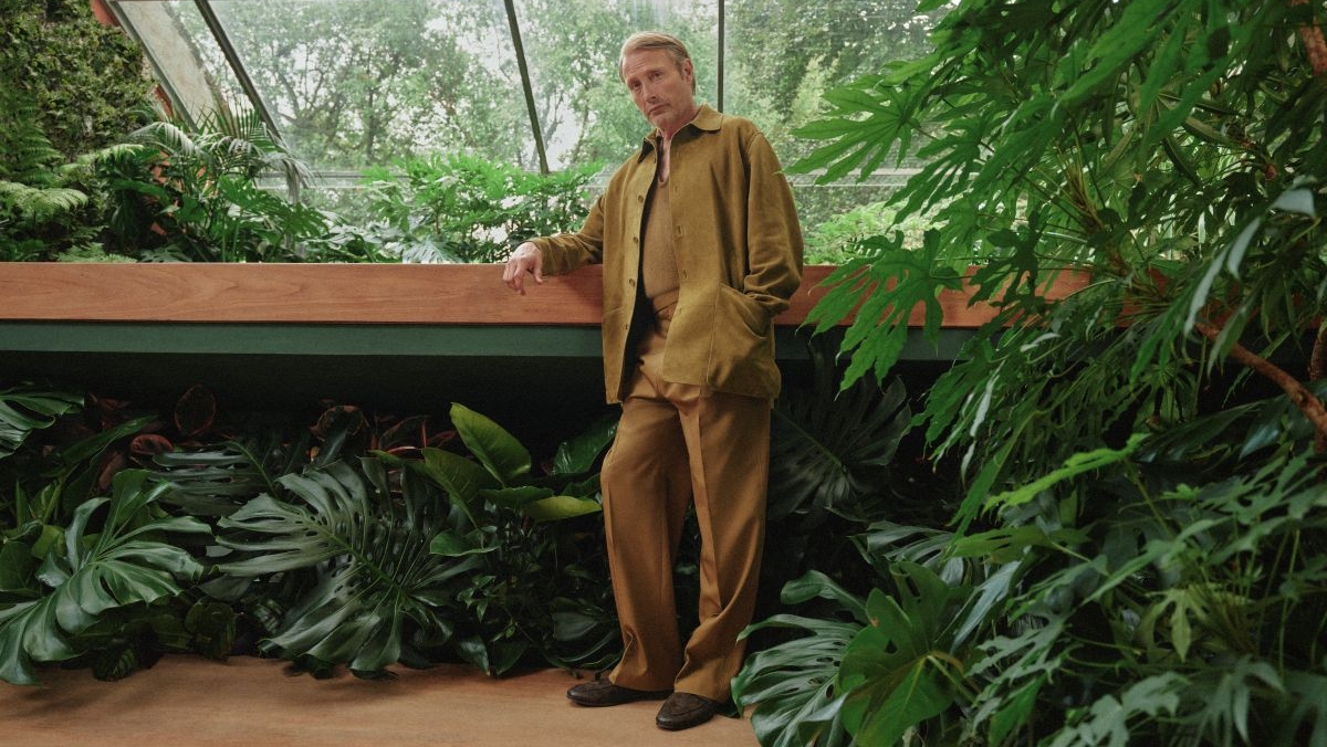 Zegna torna nel suo Winter garden con Mads Mikkelsen per la spring 2026 ...